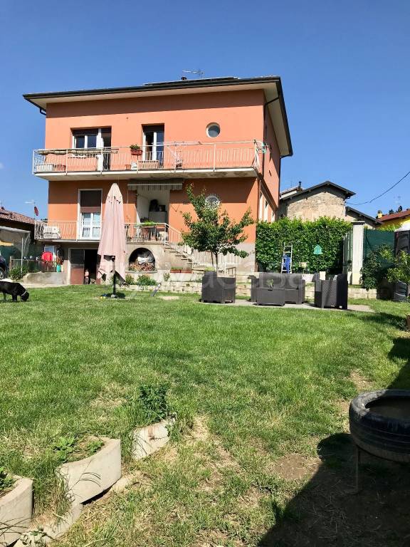 Villa Bifamiliare in in vendita da privato ad Azzate via Giuseppe Garibaldi, 29