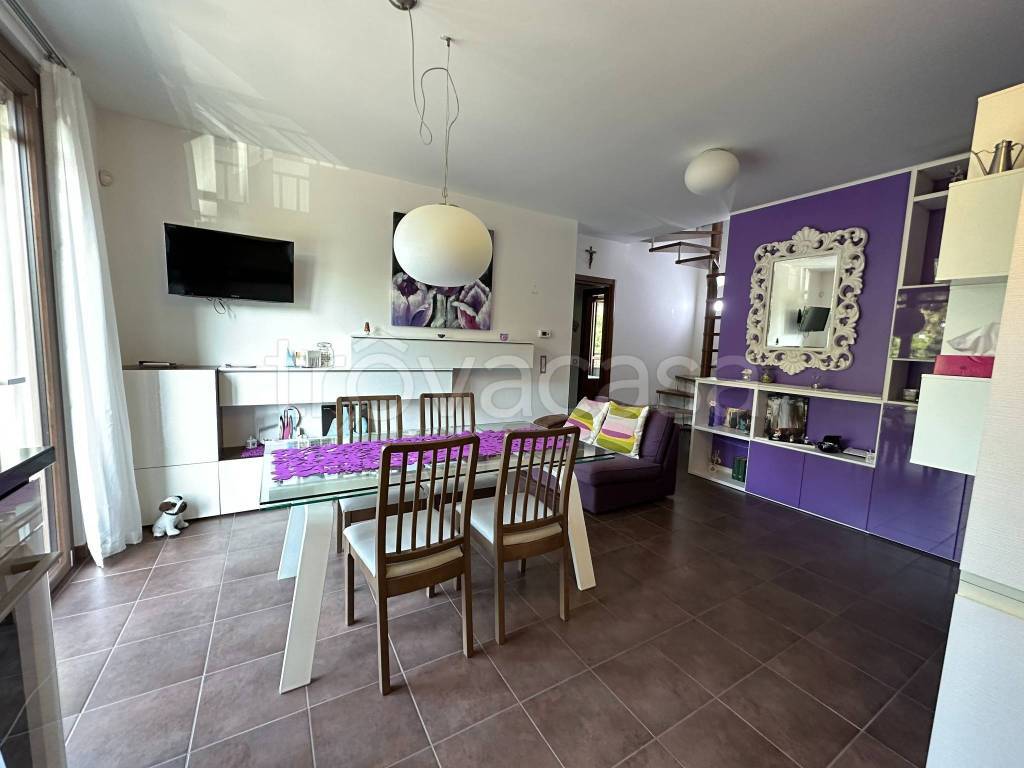 Appartamento in vendita ad Appiano Gentile via Cristoforo Colombo, 15A