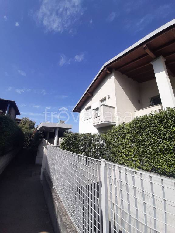 Villa Bifamiliare in in vendita da privato a Reggio nell'Emilia rione Marla Ruzicka, 1/3