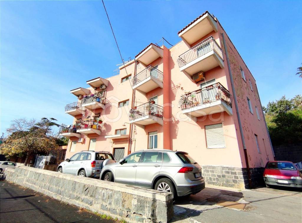 Appartamento in vendita ad Aci Castello via Pietro Platania