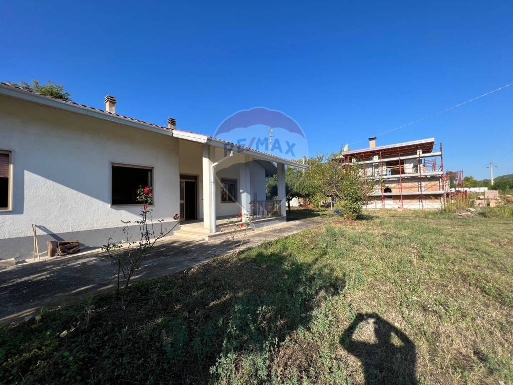 Casa Indipendente in vendita a Fara Filiorum Petri via Mandrone, 18