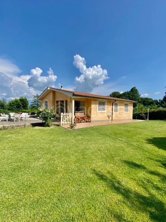 Villa in vendita a Sutri via delle Ginestre, 10