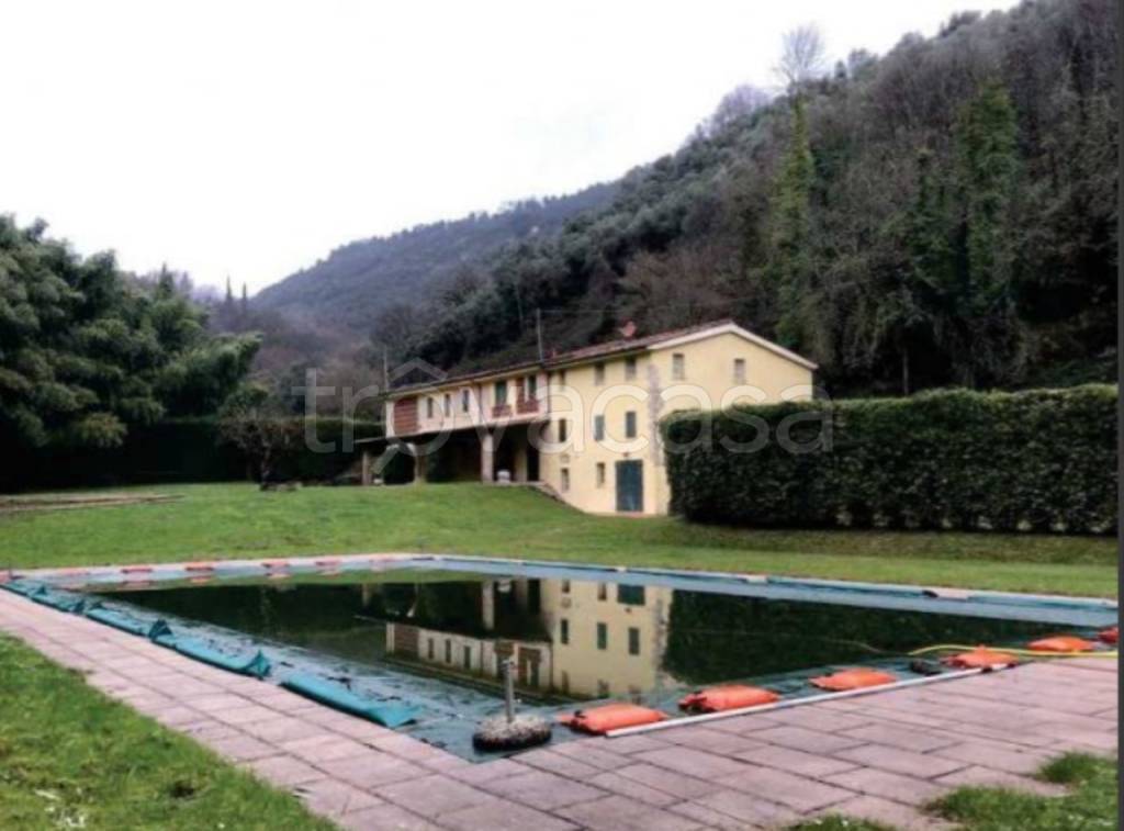 Appartamento all'asta a Camaiore via Versona