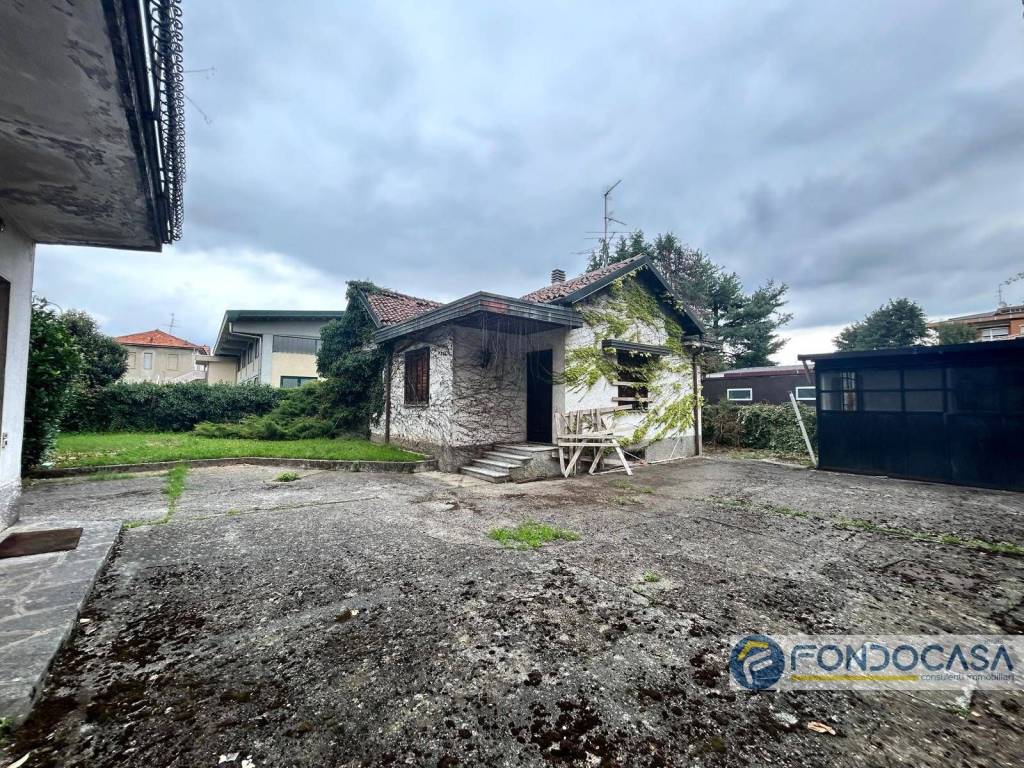 Intero Stabile in vendita a Barlassina via Luini