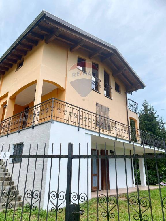 Appartamento in vendita a Carenno