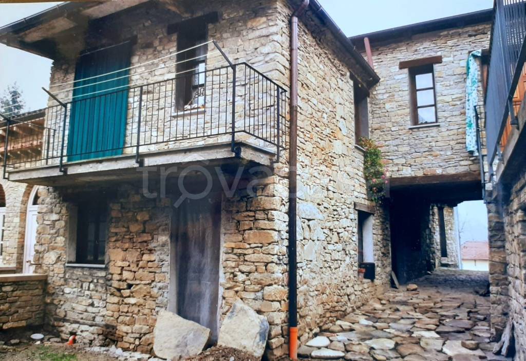 Rustico in vendita a Bergolo via Roma, 43