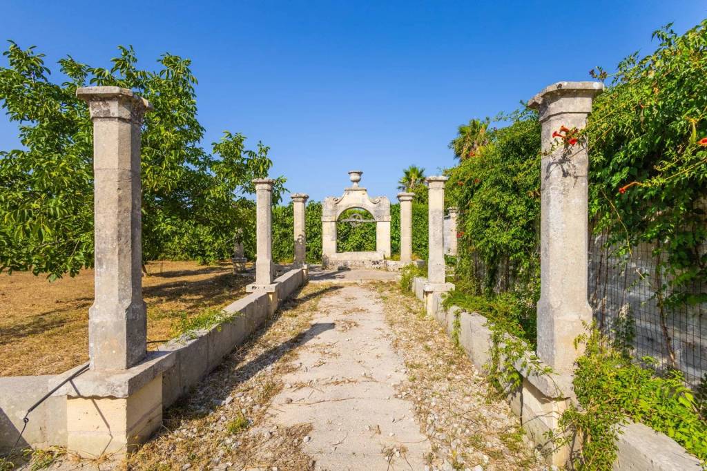 Intero Stabile in vendita a Calimera via Colaci