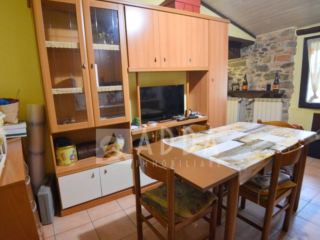 Appartamento in vendita a Barzanò via Papa Giovanni XXIII