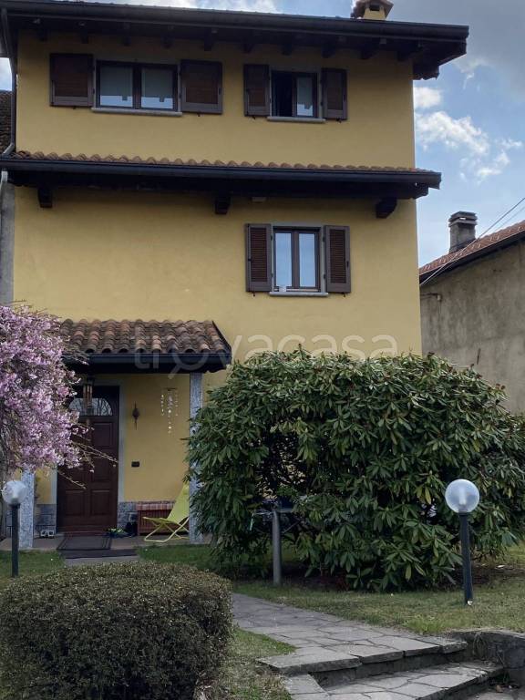 Villa Bifamiliare in vendita a Bolzano Novarese via Merlino