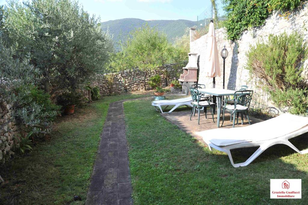 Casa Indipendente in vendita a Campello sul Clitunno via delle Torrette, 57