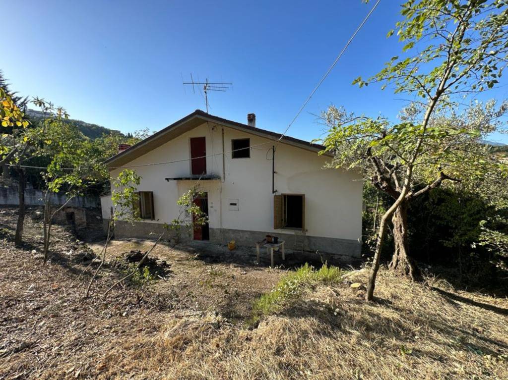Casa Indipendente in vendita a Lettomanoppello via Chiuse