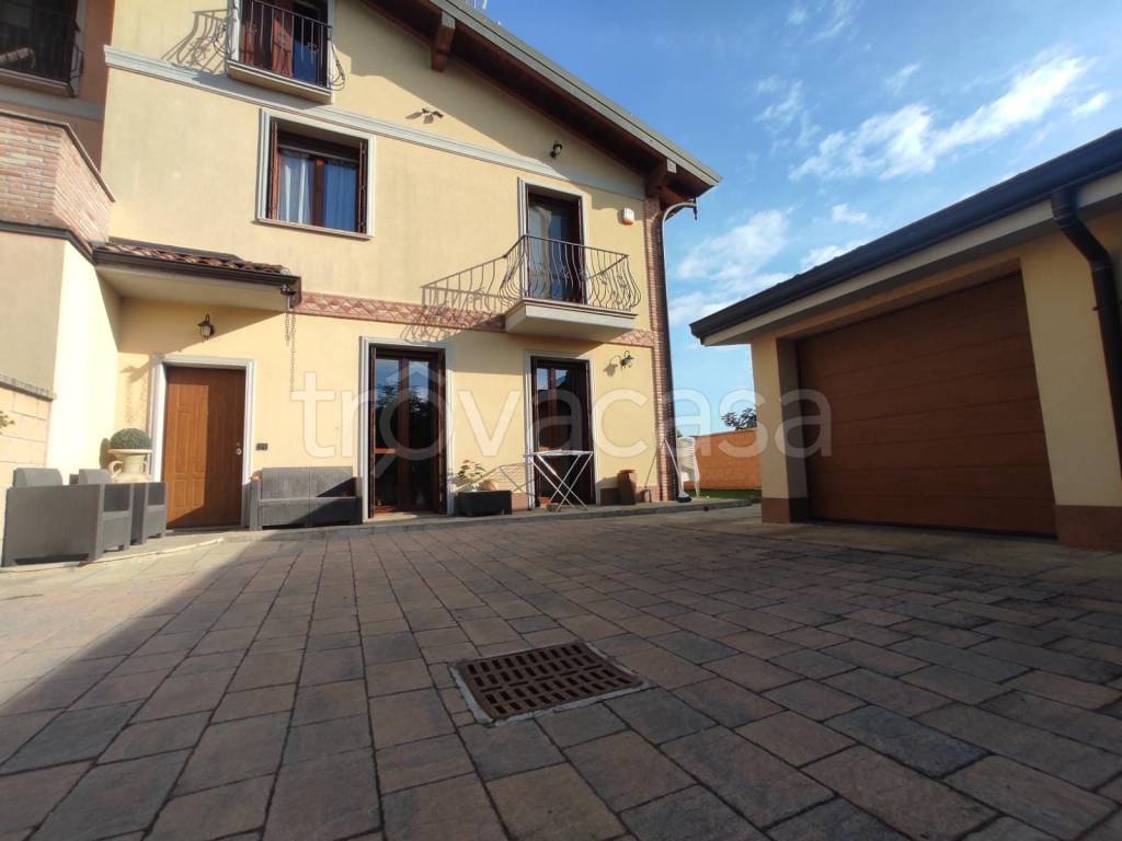 Villa in vendita a Pieve Porto Morone viale Repubblica