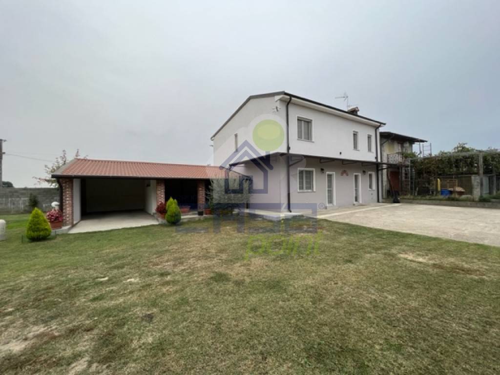 Casa Indipendente in vendita a Pieve Porto Morone via sartorona