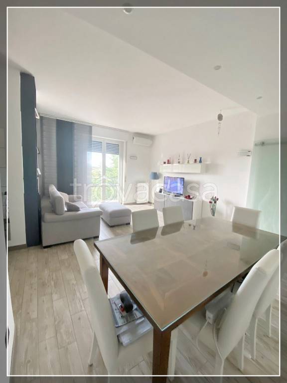 Appartamento in vendita a Bollate via Enrico Caruso