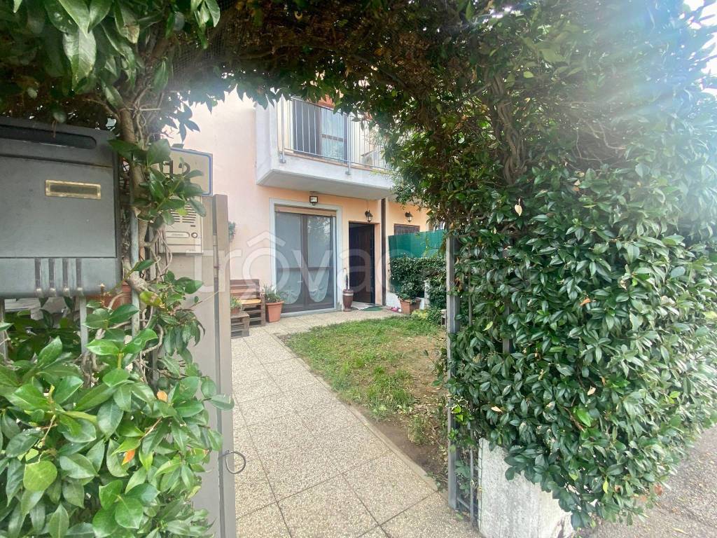 Villa a Schiera in vendita a Trovo via Roggia Cina