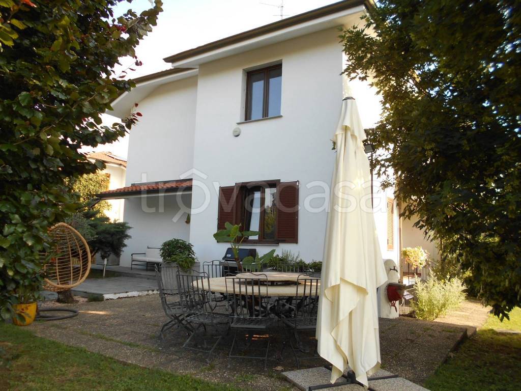 Villa in vendita a Carugo via Vittorio Veneto