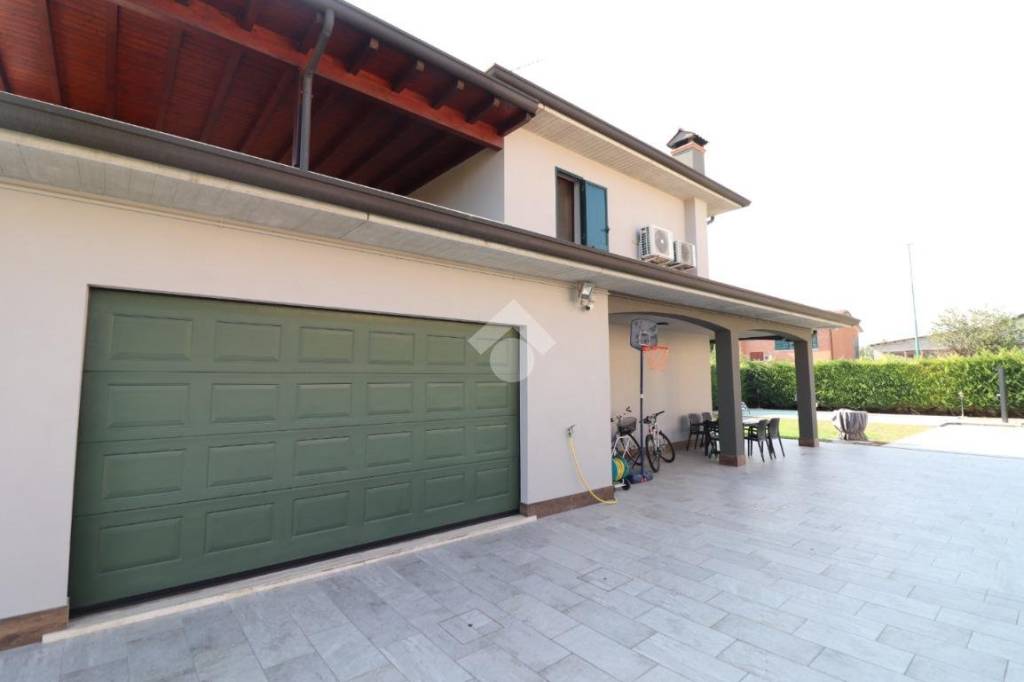 Villa Bifamiliare in vendita a Porto Mantovano
