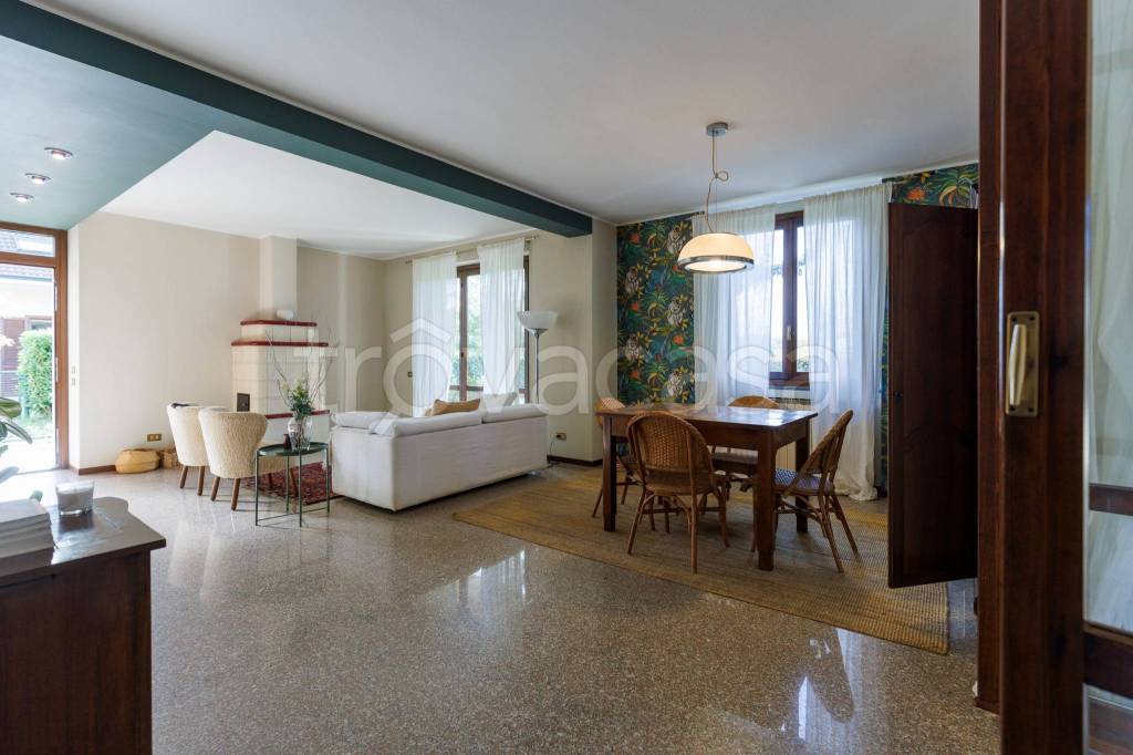 Villa in vendita a Bernareggio via Edmondo De Amicis, 59