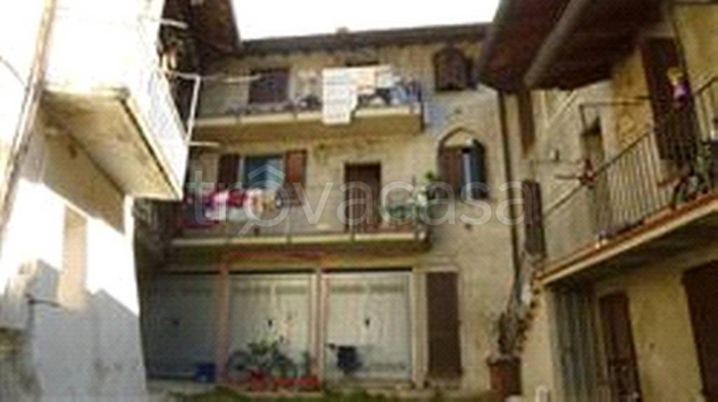 Appartamento all'asta a Carugo via Enrico Tazzoli , 15