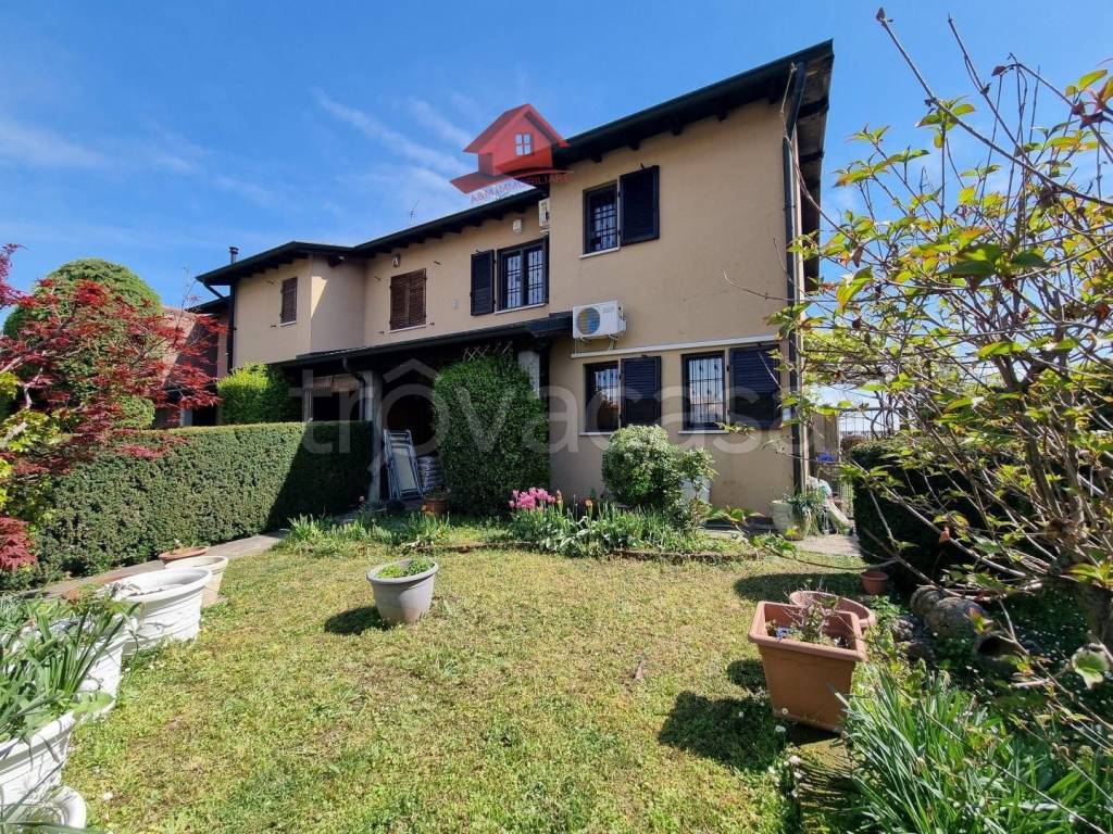 Villa in vendita a Capriate San Gervasio via John Kennedy, 11