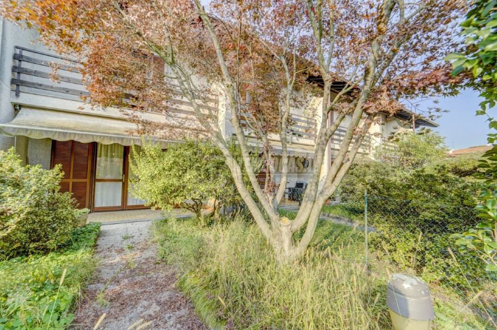 Villa a Schiera in vendita a Castelletto sopra Ticino via Riviera