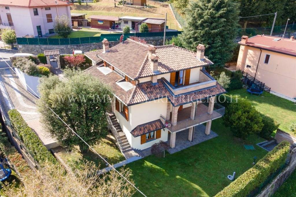 Villa in vendita a Carvico via Armando Diaz