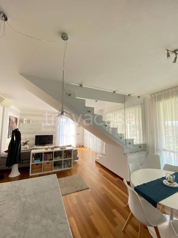 Appartamento in in vendita da privato a Carrara via Antonio Bertoloni, 30/b