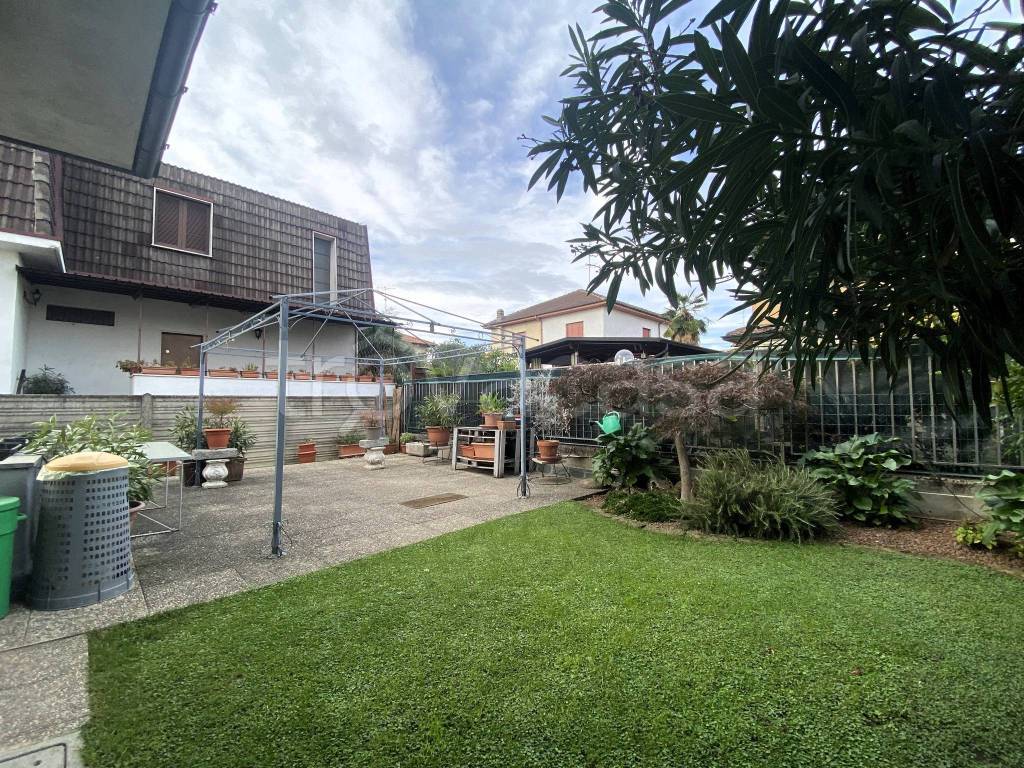 Villa Bifamiliare in vendita ad Abbiategrasso via Daniele Manin, 12