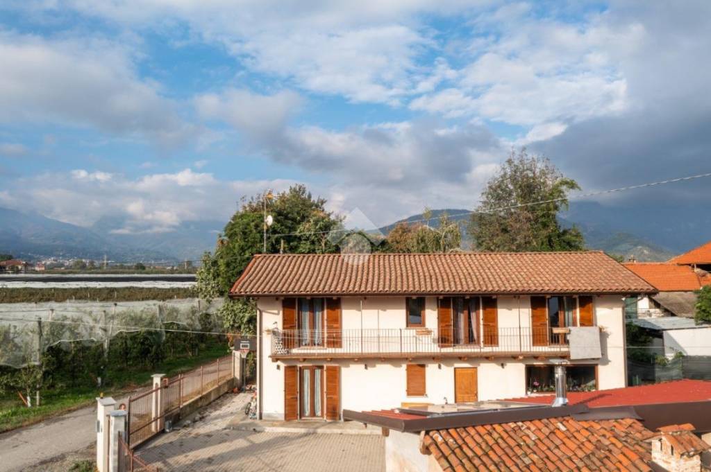 Villa in vendita a Revello via delle Dame, 7