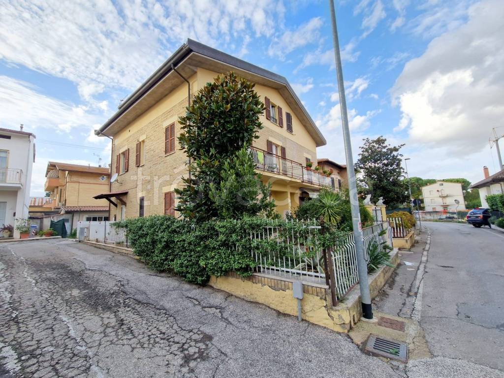 Villa Bifamiliare in vendita a Bastia Umbra via Eugenio Curiel