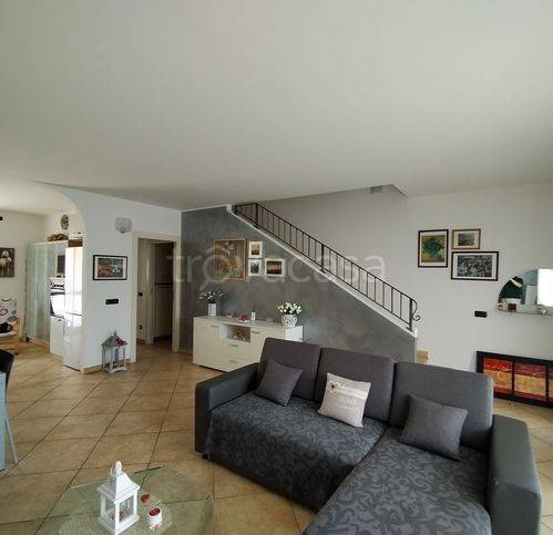 Villa a Schiera in vendita a Bisuschio