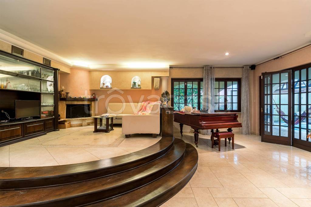 Villa in vendita a Cassano Magnago via Ada Negri, 5