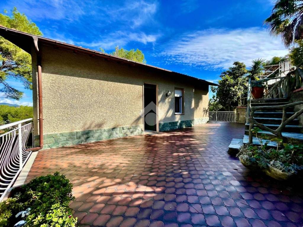 Villa Bifamiliare in vendita ad Andora str. Delle Colline, 12