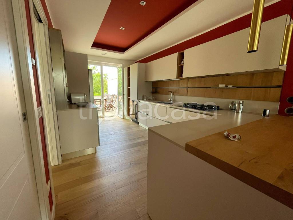 Villa Bifamiliare in vendita a Latina via Alto Adige