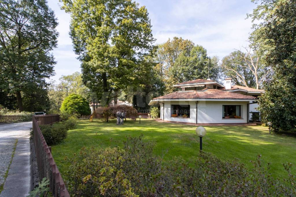Villa in vendita a Lesmo via Lambro, 52