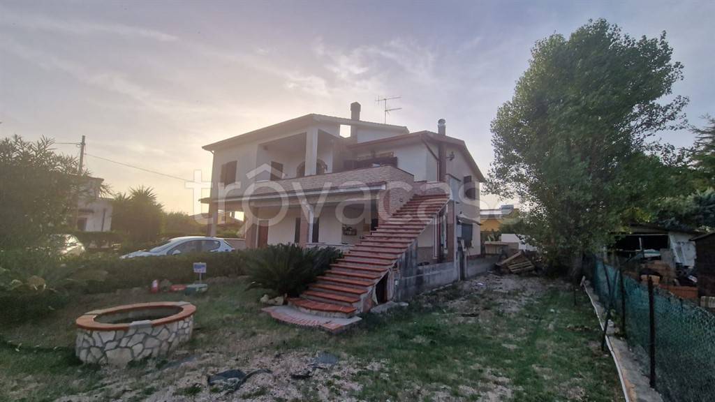 Villa in vendita ad Aprilia via Esino