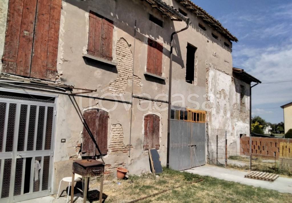 Villa a Schiera all'asta a Castelnovo di Sotto via San Leonardo, 43