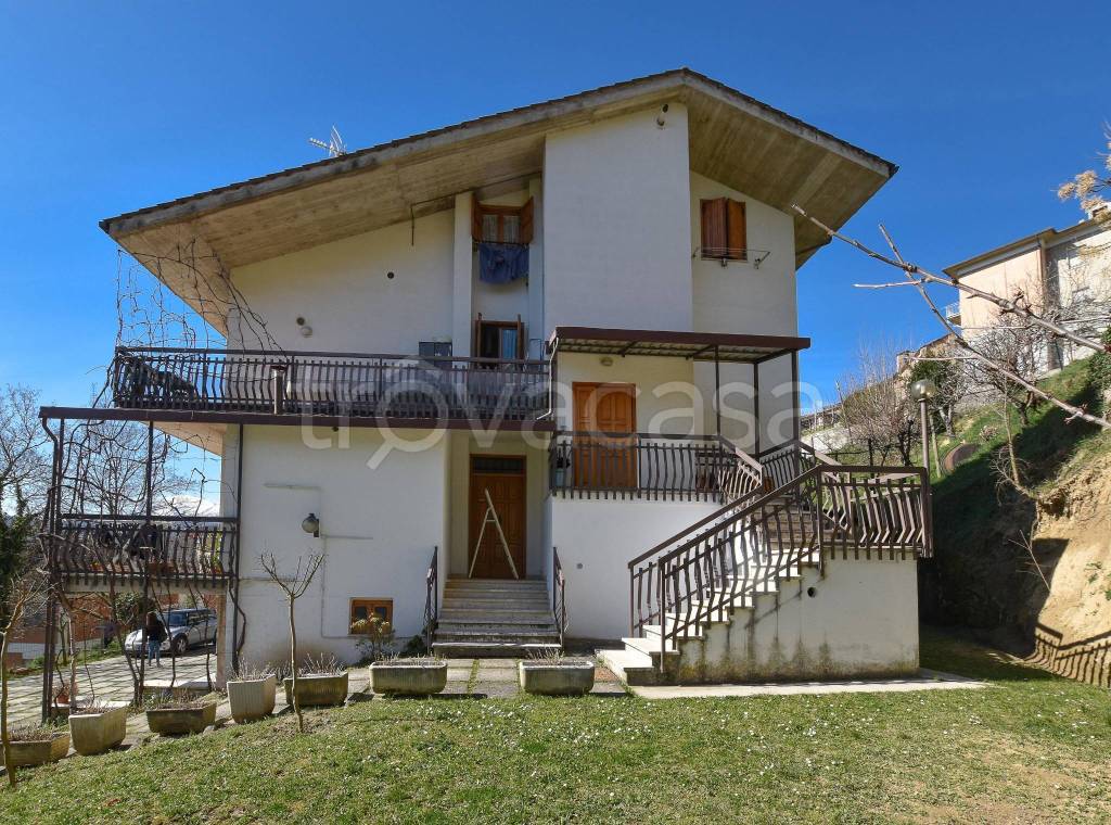 Villa Bifamiliare in vendita ad Amandola via Alcide De Gasperi, 6