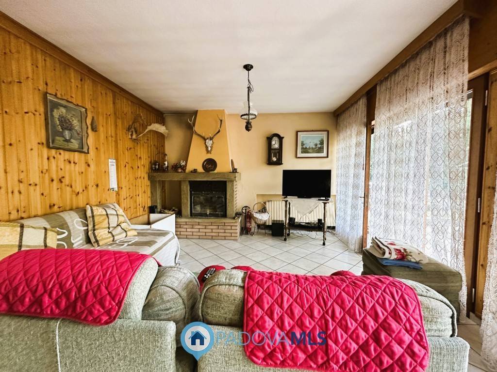 Villa in vendita a Pieve di Cadore via Maestra