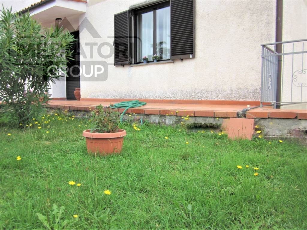 Villa Bifamiliare in vendita a Montecarlo via Romana Traversa 3, 157