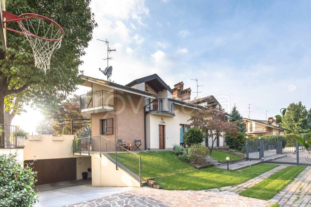 Villa Bifamiliare in vendita a Carnate via Gaetano Donizetti, 13