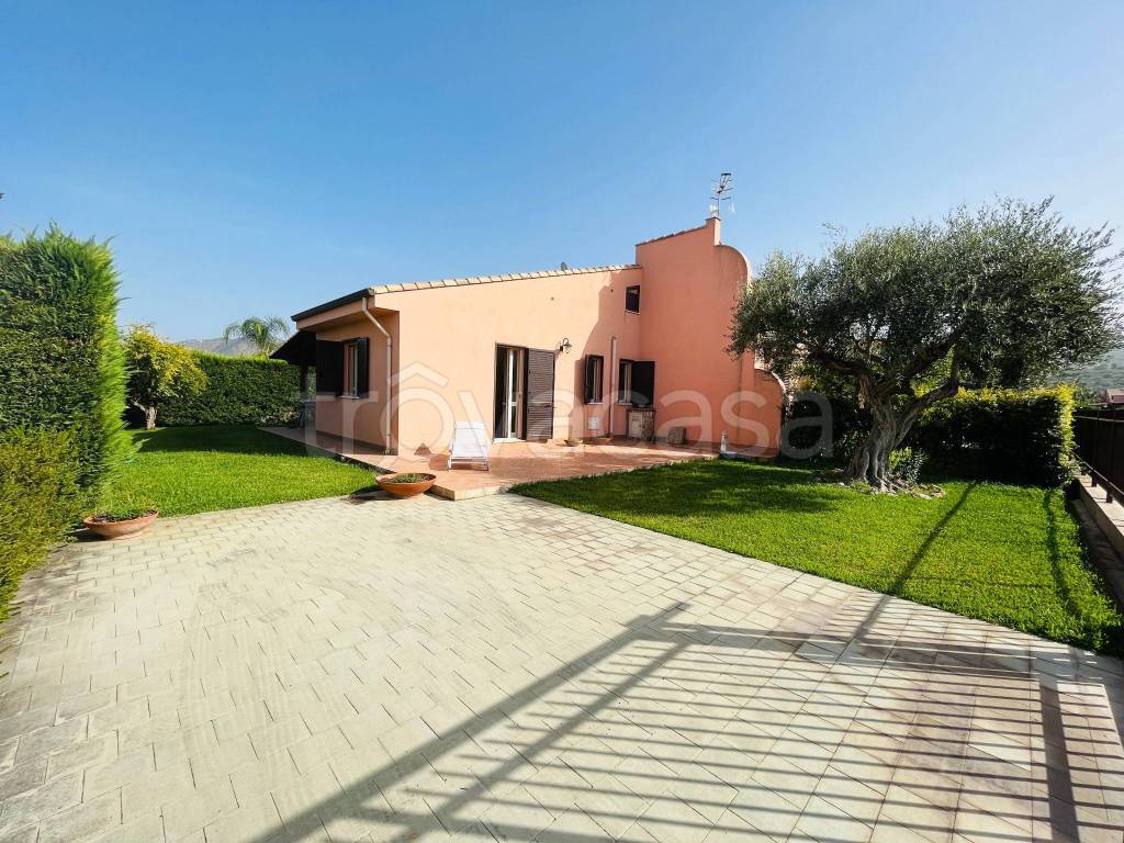 Villa Bifamiliare in vendita a Campofelice di Roccella via Madonna di Gibilmanna, 22