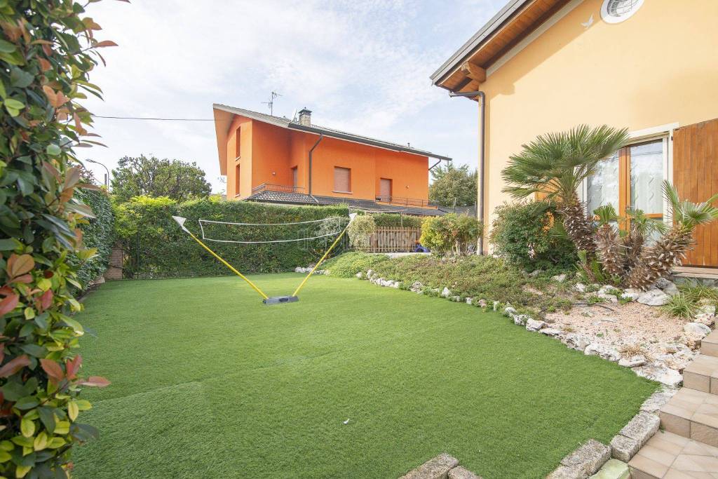 Villa a Schiera in vendita a Castel Rozzone via Giacomo Leopardi 9