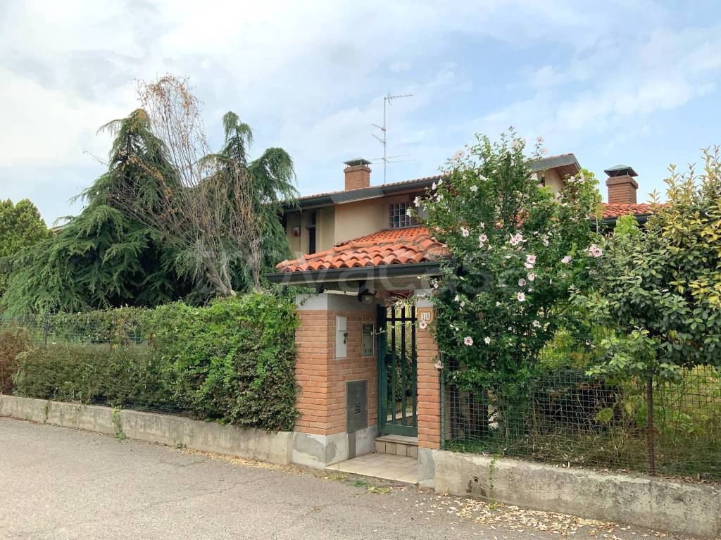 Villa in vendita a Dorno via Privata Luigi Einaudi, 2