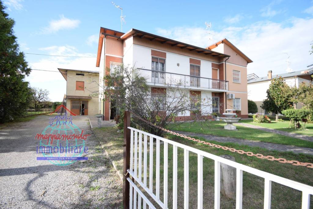 Villa Bifamiliare in vendita a Cento via Maestra Grande, 5/2