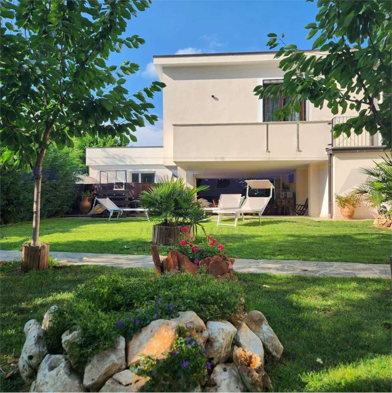 Villa in vendita ad Abbiategrasso