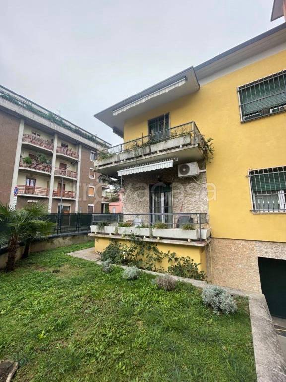 Appartamento in vendita a Brescia via Achille Papa