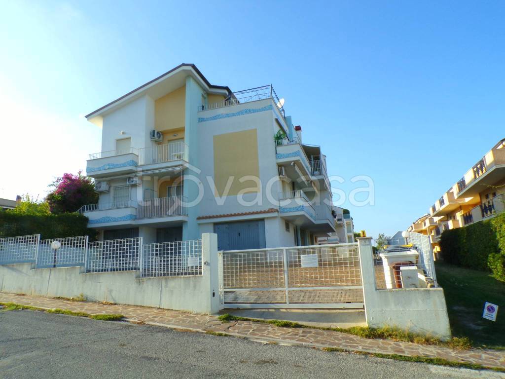 Appartamento in vendita a Pineto via Messico, 2