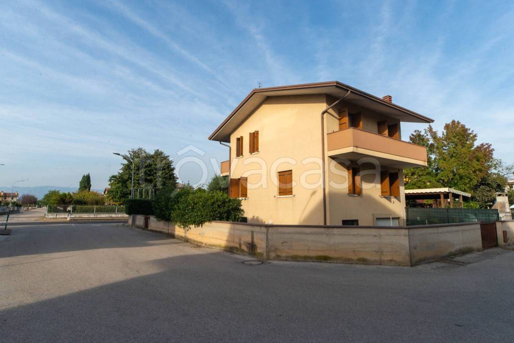 Villa a Schiera in vendita a Caldogno via Lago di Levico, 3