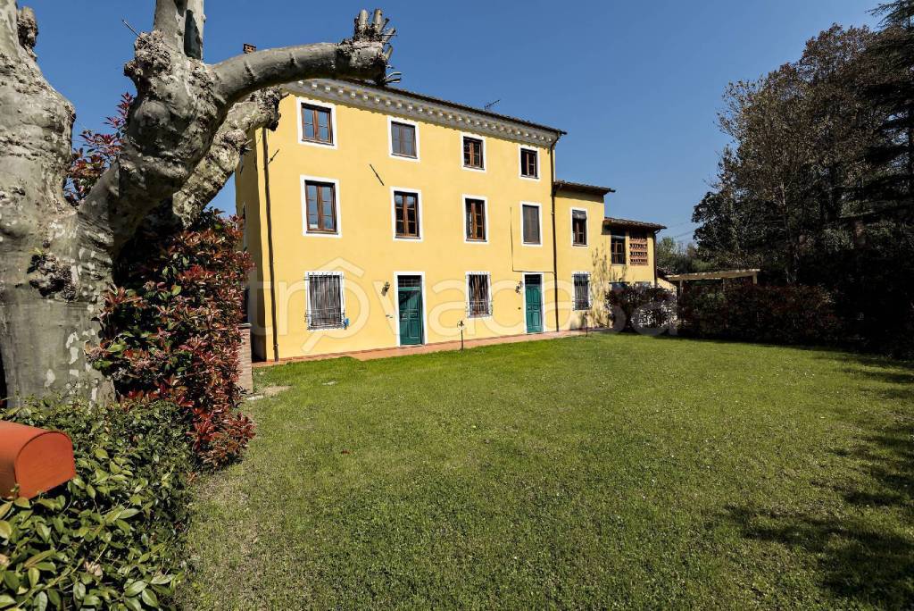 Casale in vendita a Lucca via di Fregionaia